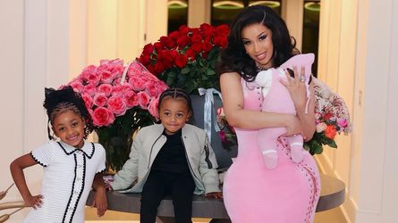 Cardi B präsentiert erstmals ihre kleine Tochter im Netz