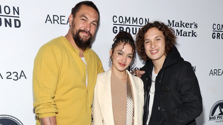 Süß: Jason Momoa posiert mit Adria Arjona auf dem Red Carpet