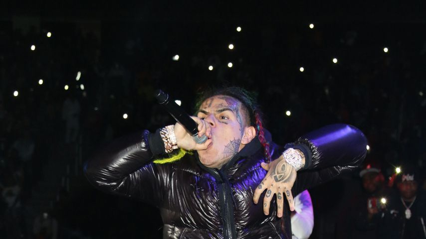 Aus dem Knast: Rapper 6ix9ine schickte Freundin eine Rolex | Promiflash.de