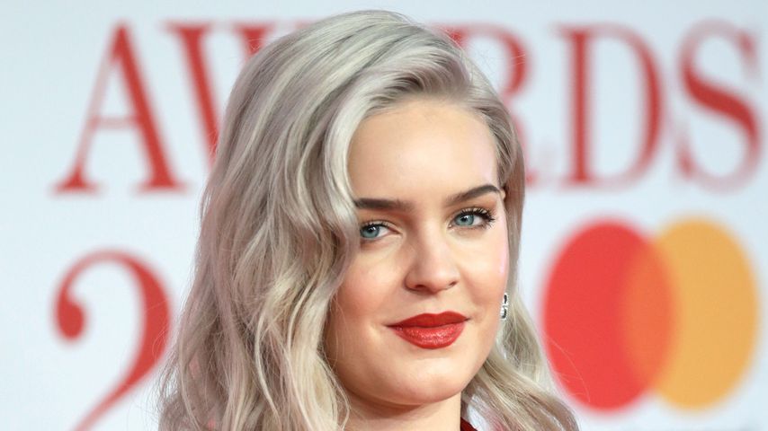 Nummer 1 der deutschen Charts: Wer ist Anne-Marie? | Promiflash.de