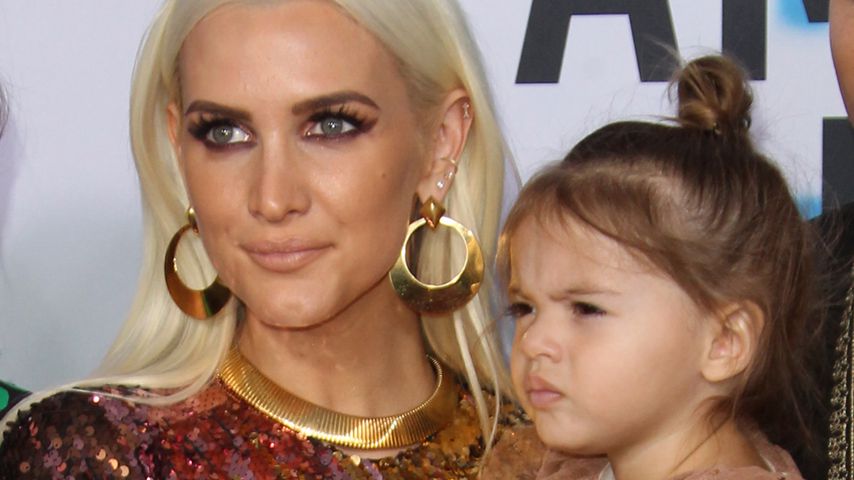 AMAs: Ashlee Simpsons Tochter (2) feiert Red-Carpet-Debüt | Promiflash.de