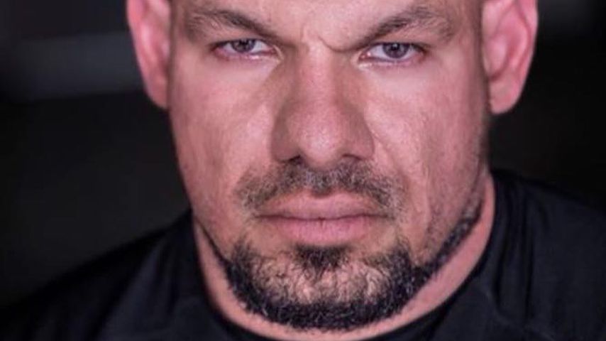 Prügelei angestiftet? Machine Gun Kelly muss vor Gericht! | Promiflash.de