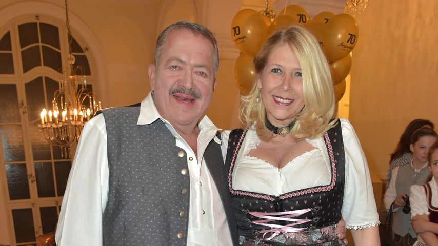 Im engsten Kreis: "Rosenheim-Cop" hat heimlich geheiratet | Promiflash.de