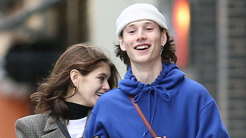 Total verliebt: Kaia Gerber mit neuem Boyfriend unterwegs | Promiflash.de