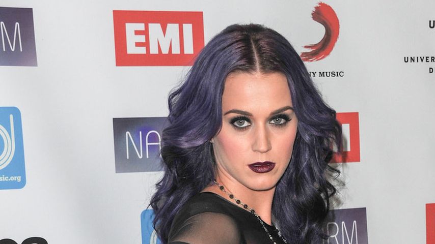 Katy Perry überrascht im düsteren Gothic-Look | Promiflash.de