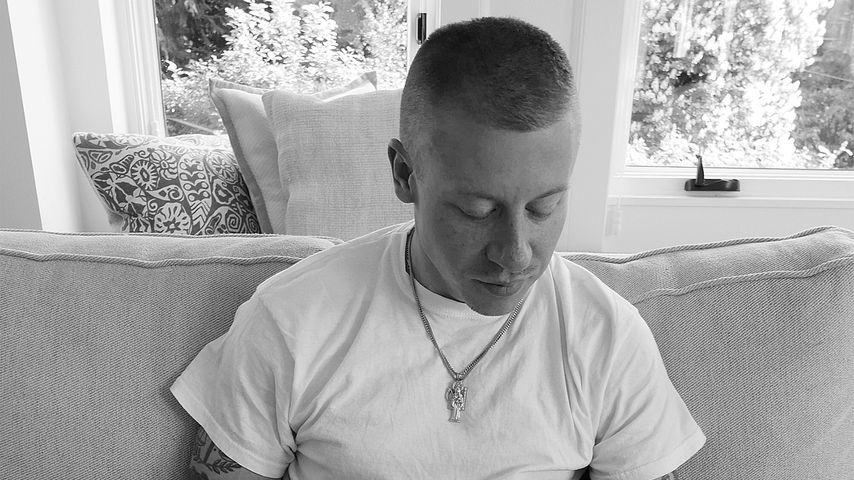 Geburtstags-Selfie: Macklemore feiert mit seiner Tochter | Promiflash.de