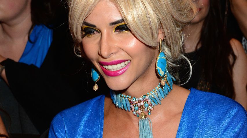 Alles neu?! Micaela Schäfer blond mit Busenblitzer | Promiflash.de