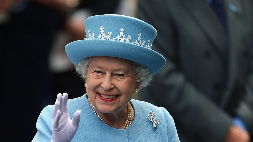 Falls ihr Arm müde wird? Die Queen hat eine Winke-Maschine! | Promiflash.de