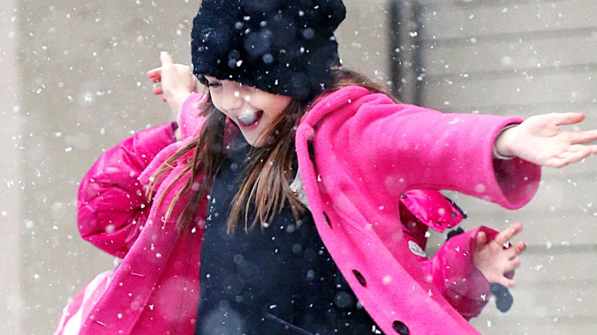 Sie kann lachen! Suri Cruise hat Spaß im Schnee | Promiflash.de
