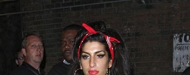 Nippel-Blitzer bei Amy Winehouse! | Promiflash.de