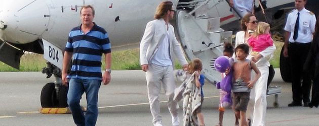 Brad Pitt besoffen: Deshalb eskalierte Streit im Flugzeug! | Promiflash.de