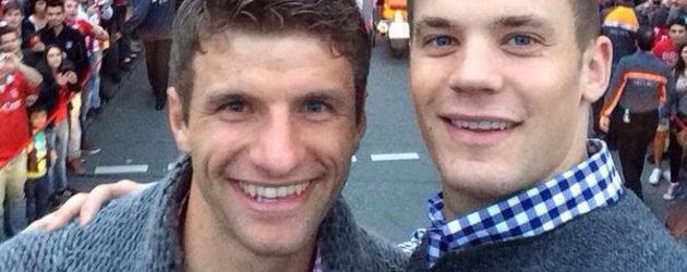 Wieder gesund! Manuel Neuer mit Gewinner-Pose | Promiflash.de